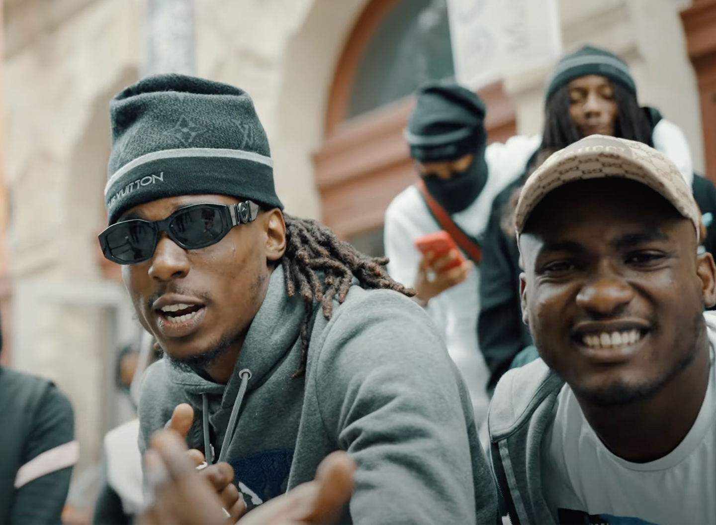 Gambino La MG fait du tango dans Un, Dos, Tres