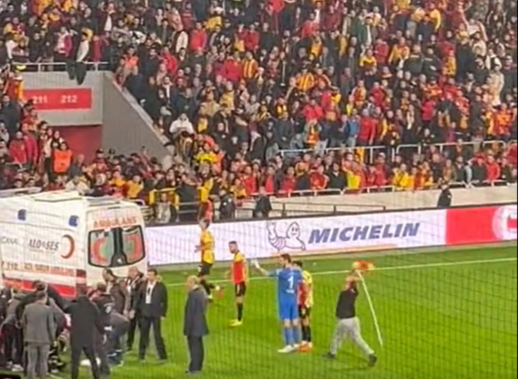 Il rentre sur le terrain et frappe le gardien de l'équipe adverse avec ...