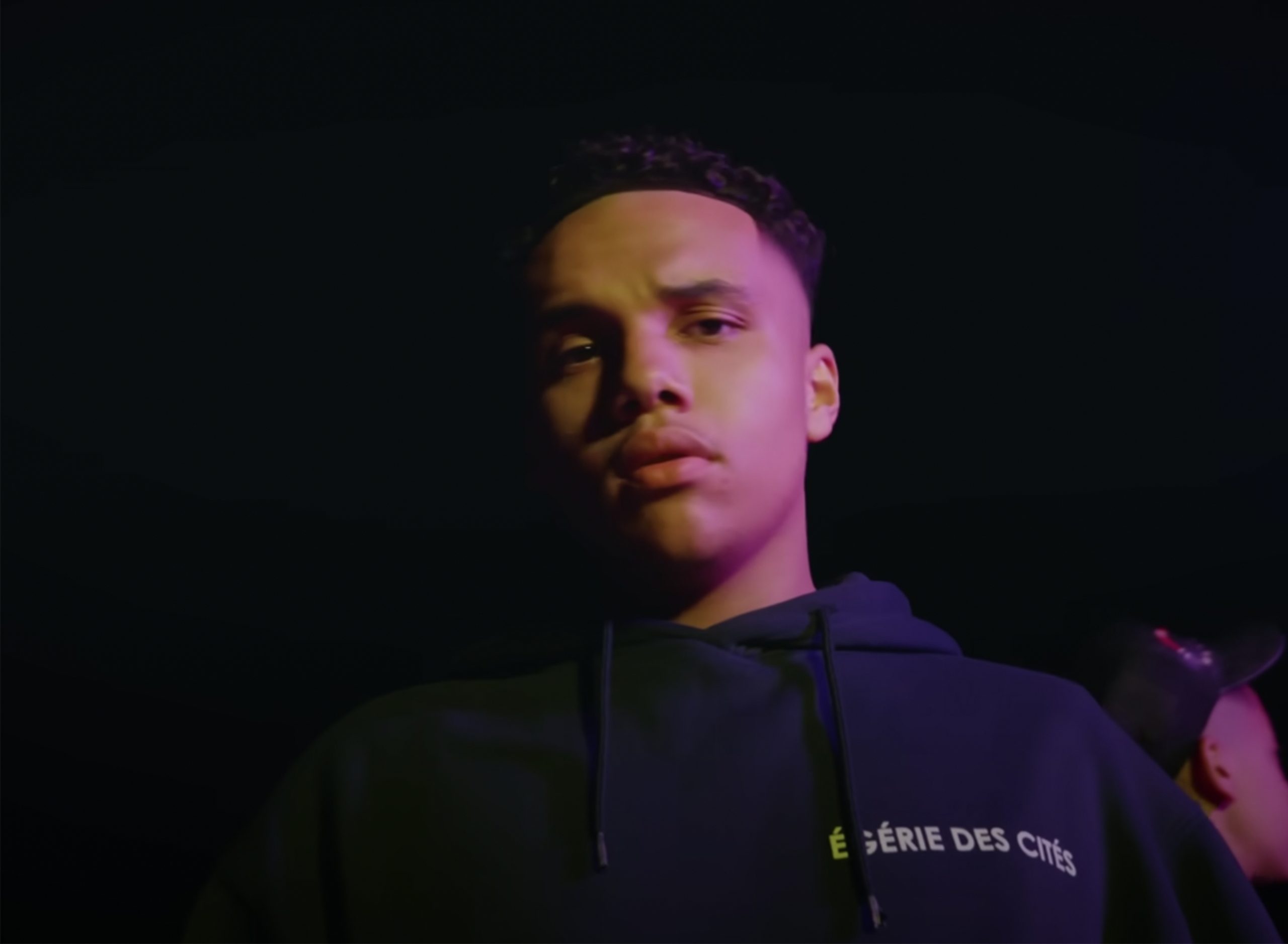 OMR tourne En rond dans son dernier clip