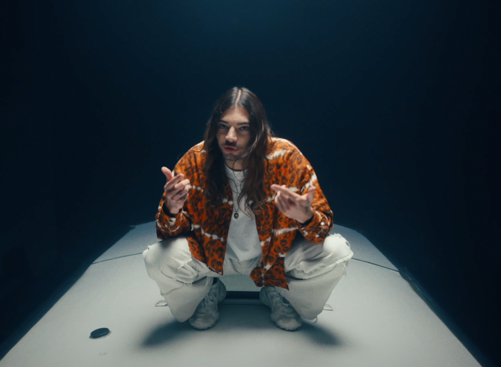 Lujipeka raconte la vie d'artiste dans son nouveau clip "VDA"