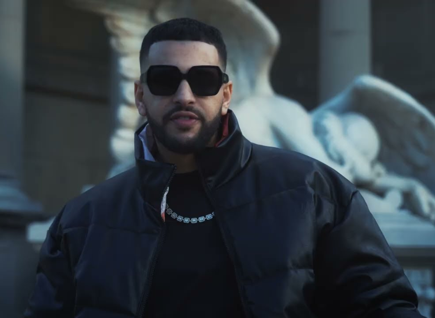 Enima fête sa signature chez Capitol sur CC