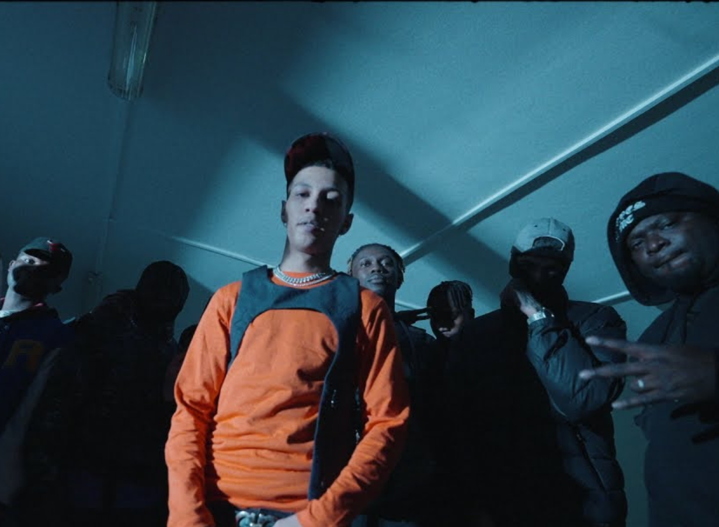 Larry continue sur sa lancée dans NOHALAL