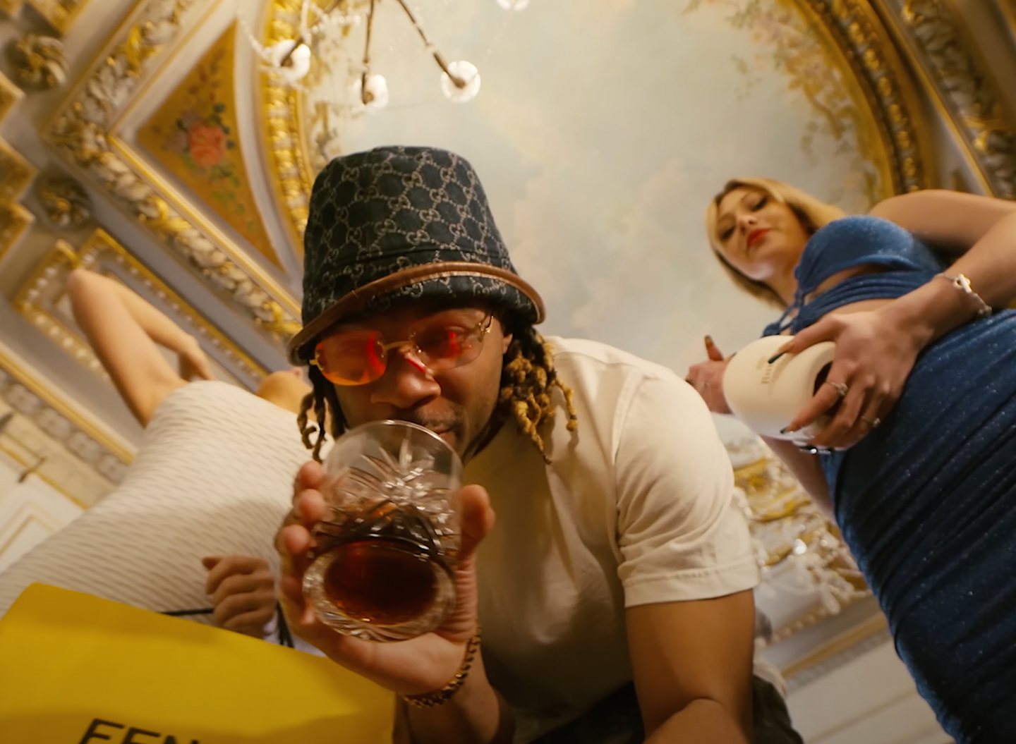 AMK fête la sortie de son nouvel EP dans son clip En attendant LVDR