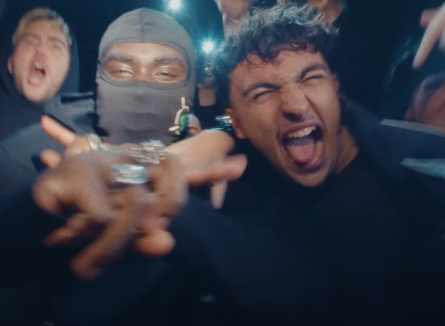 Inoxtag s'essaye à la Jersey et sample Crazy Frog avec son clip Dans la ...