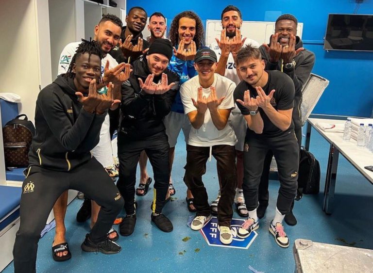 Jul fête la victoire de l'Olympique de Marseille dans le vestiaire phocéen