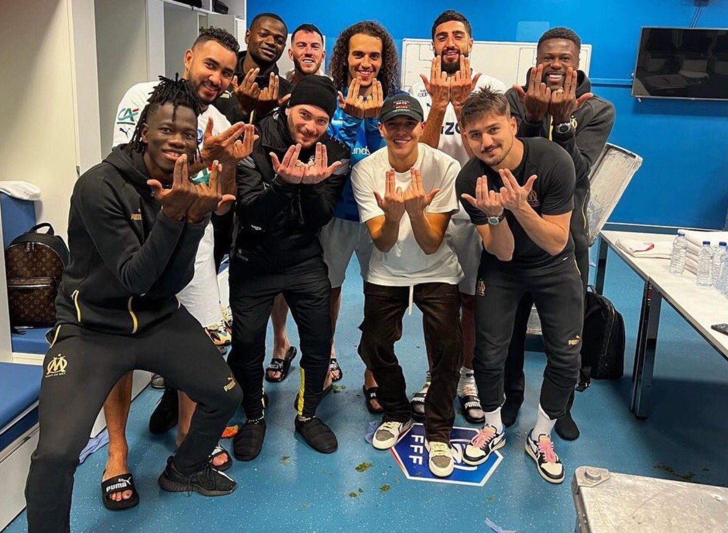 Jul fête la victoire de l'Olympique de Marseille dans le vestiaire phocéen