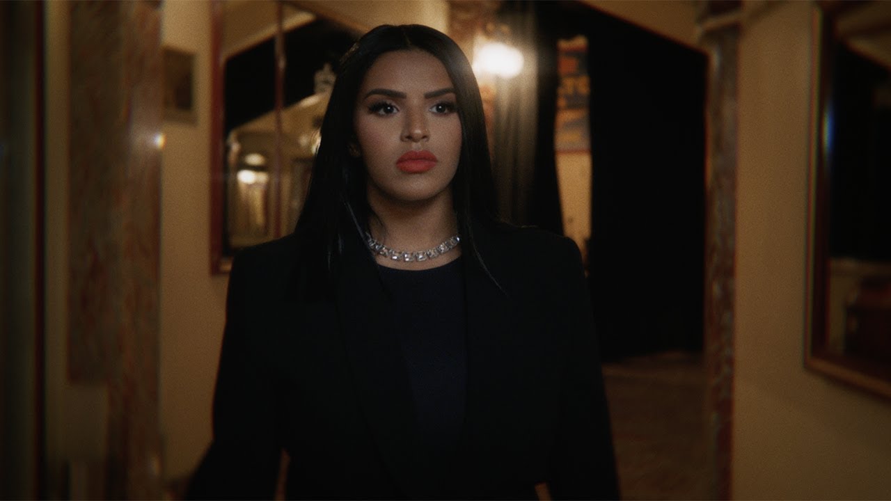 Imen ES illustre son album avec le clip Intro