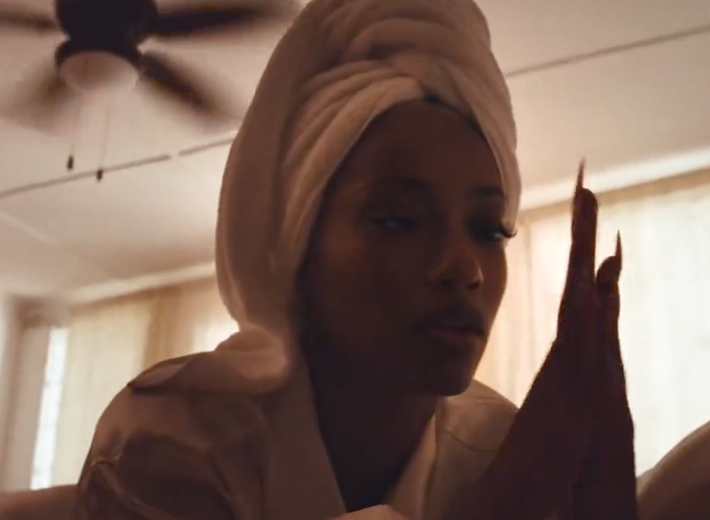 Shay marque son retour avec un nouveau clip tourné en Jamaïque