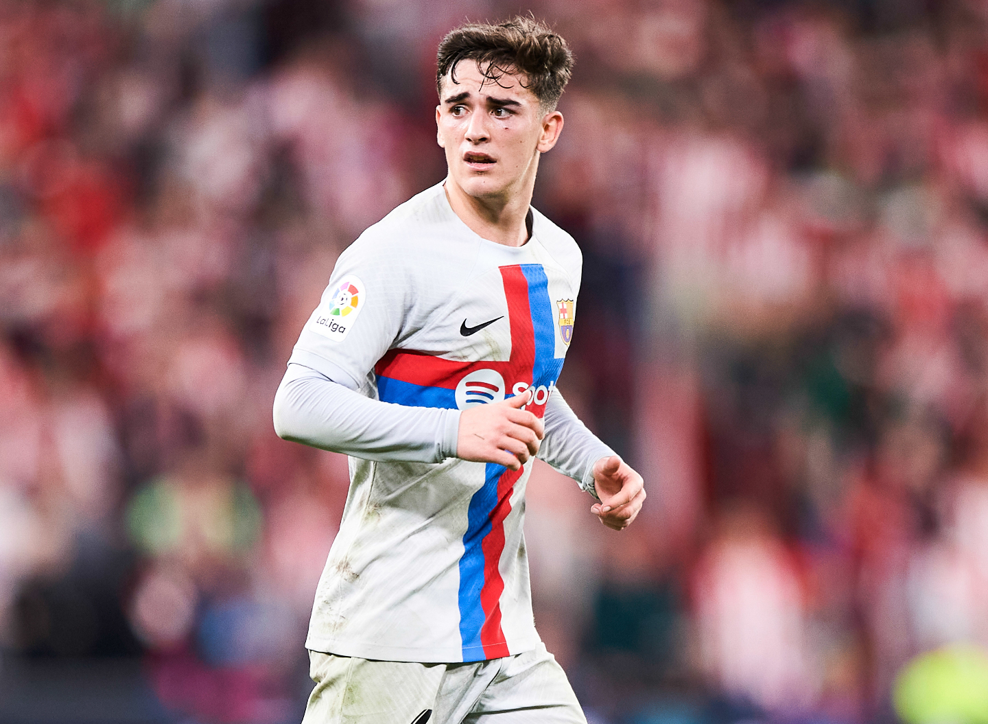 Un tacle de la tête : l'incroyable geste de Gavi