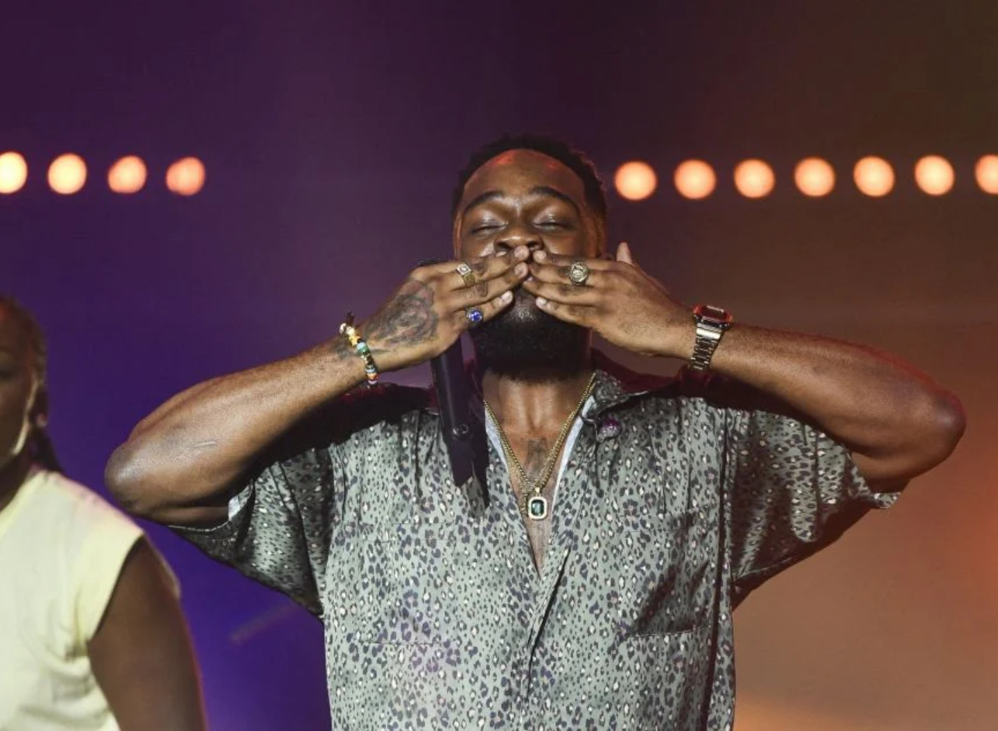 En concert à L'île Maurice, Tayc se rate et tombe de la scène