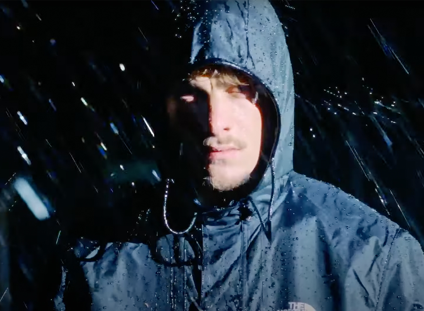 Bekar annonce son premier album dans Plus fort que l'orage