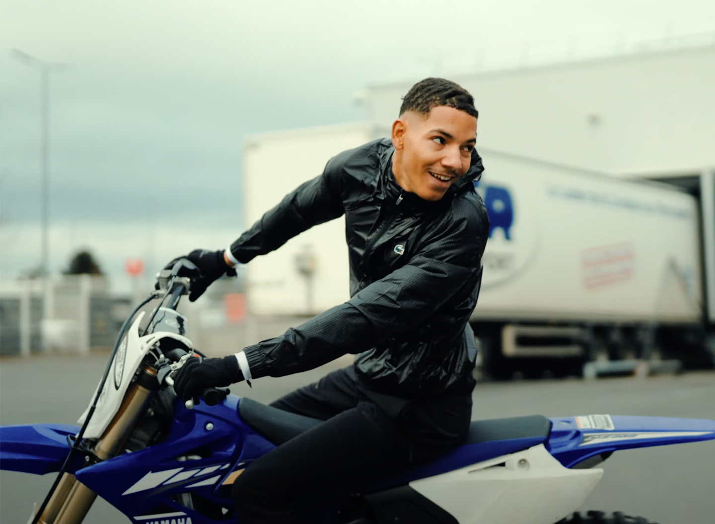 Dwen sort son cross dans Deux Temps