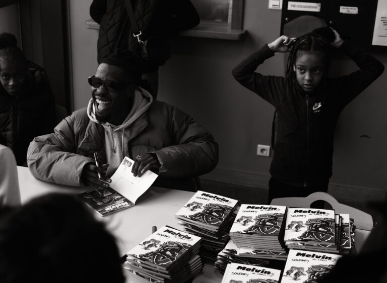 Jok'Air distribue gratuitement sa BD Melvin de Paris dans les écoles