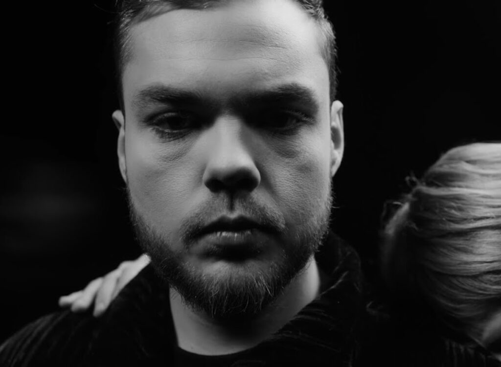 Rémy tente de sécher ses Larmes