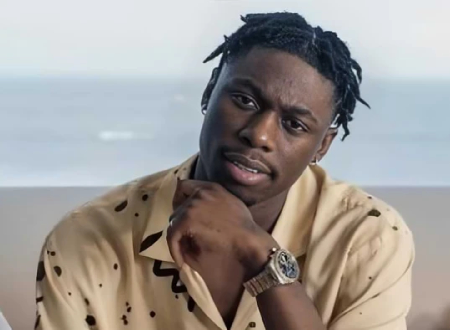 Tiakola dévoile un extrait du morceau sur lequel il est entré sur scène ...