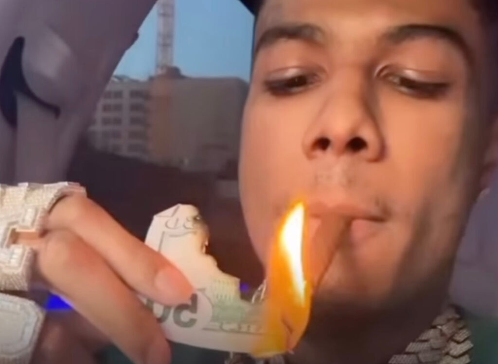 Blueface utilise des billets de 50$ pour allumer ses joints