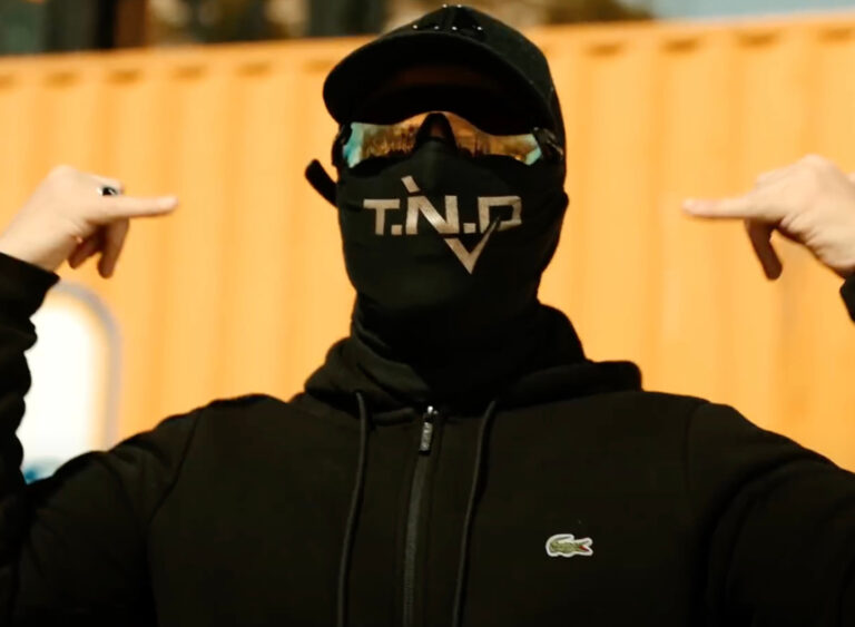 Le rappeur marseillais Gambino se la joue comme Batman