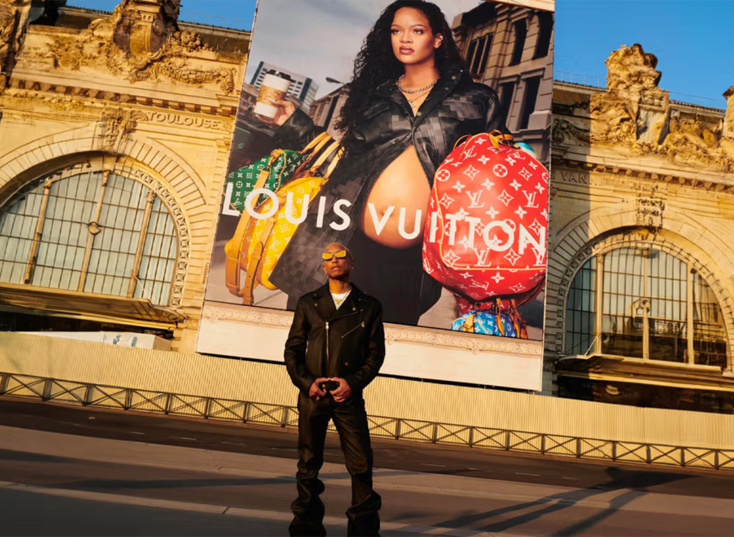 Rihanna pose enceinte pour la nouvelle collection Louis Vuitton de ...