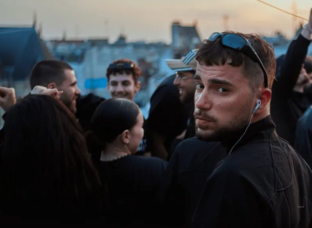 STO arrive à fond sur son KYMCO dans son nouveau clip