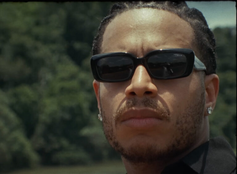 Ashh voyage en Côte d'Ivoire pour le clip de Pulpeuse