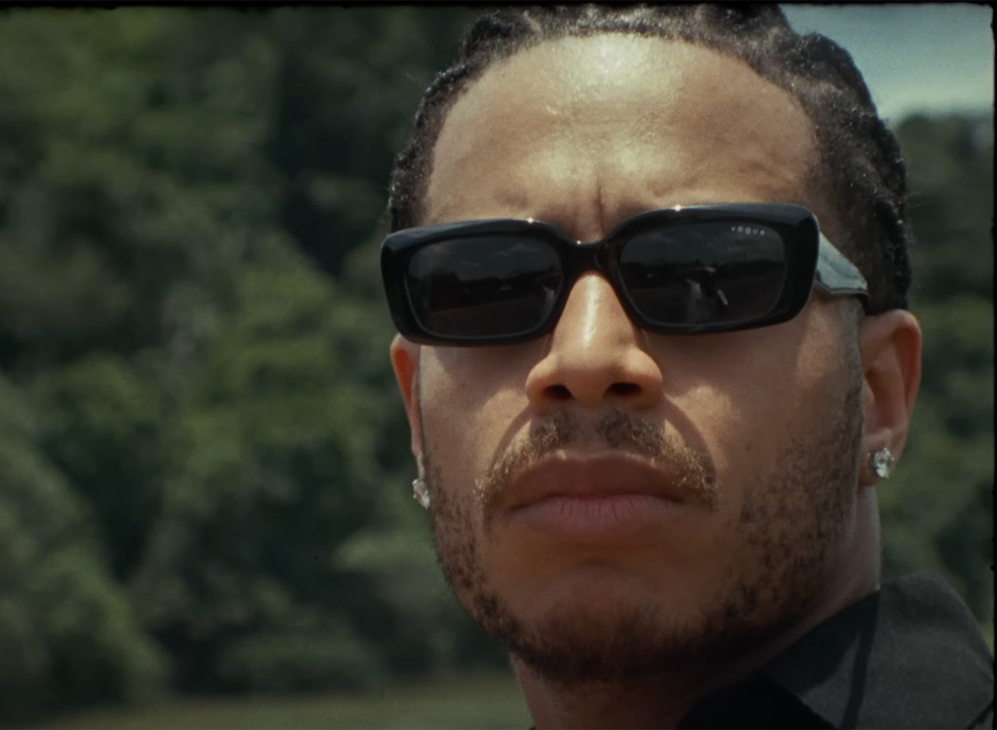 Ashh voyage en Côte d'Ivoire pour le clip de Pulpeuse