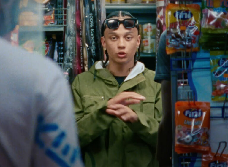 Favé montre ses Vibes dans son nouveau clip