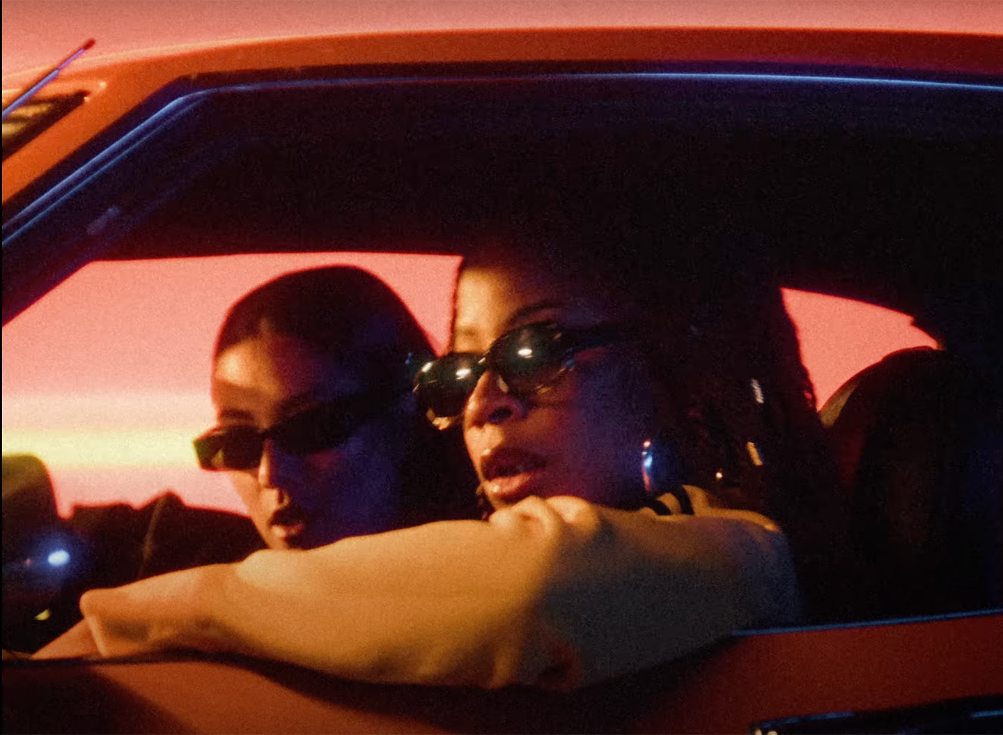 Vicky R et Chilla débarquent avec le nouveau clip Yeah