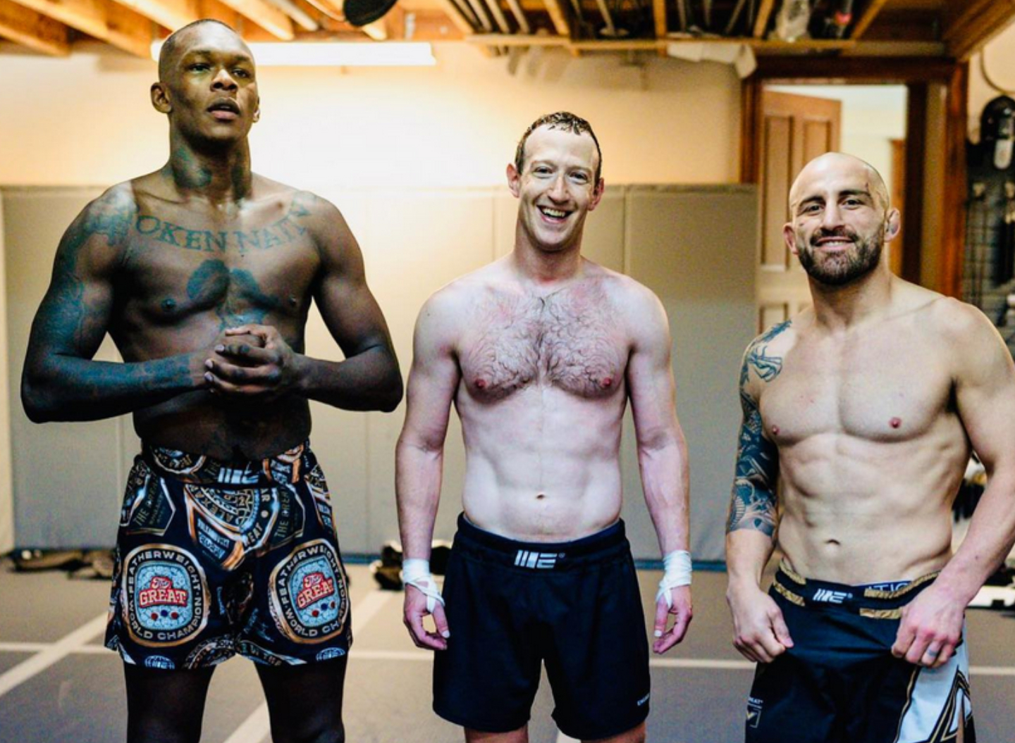 Mark Zuckerberg pose torse nu aux côtés d'Israel Adesanya et d ...