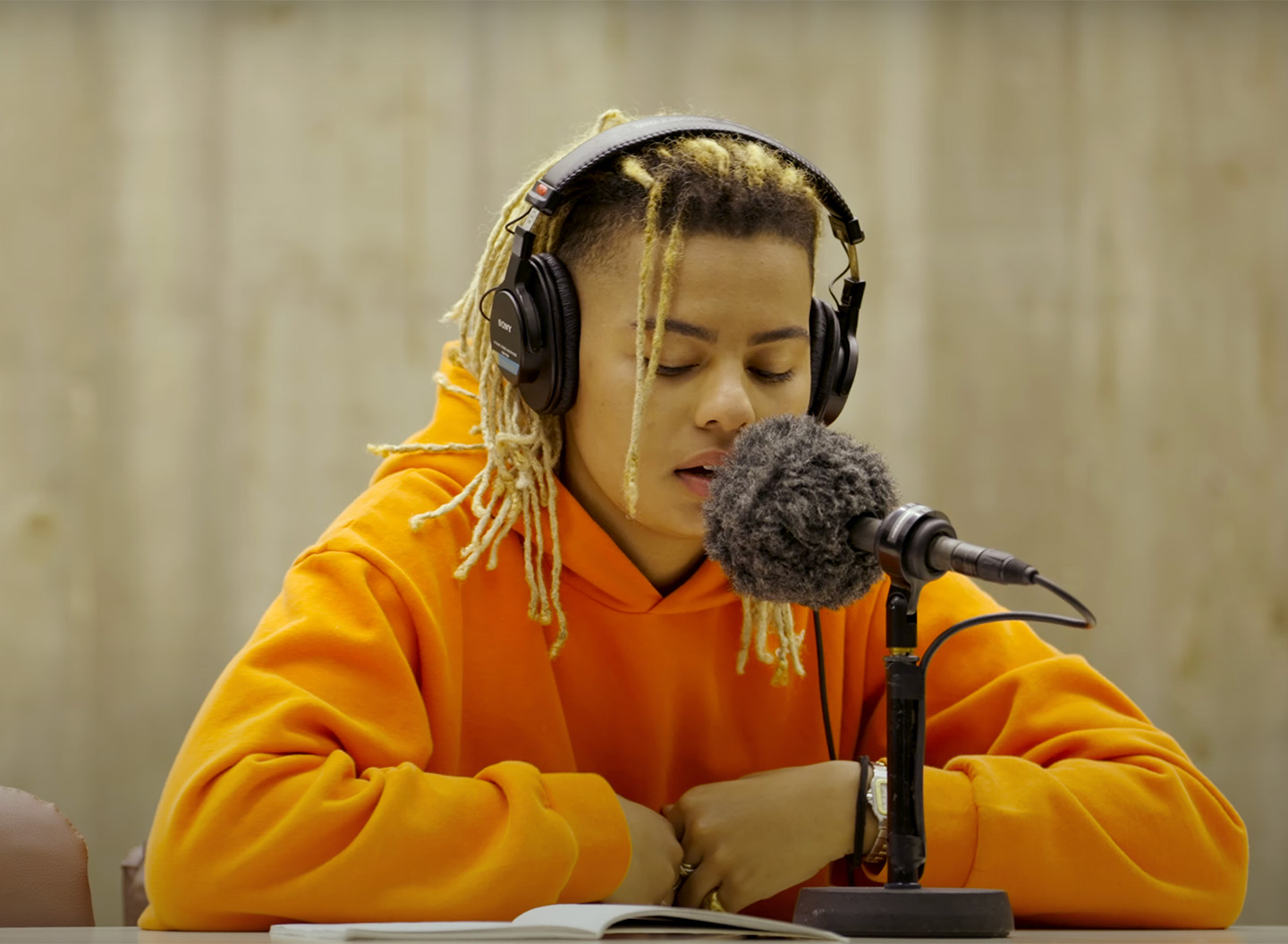 Lala &ce prend le large dans le nouveau freestyle Grünt