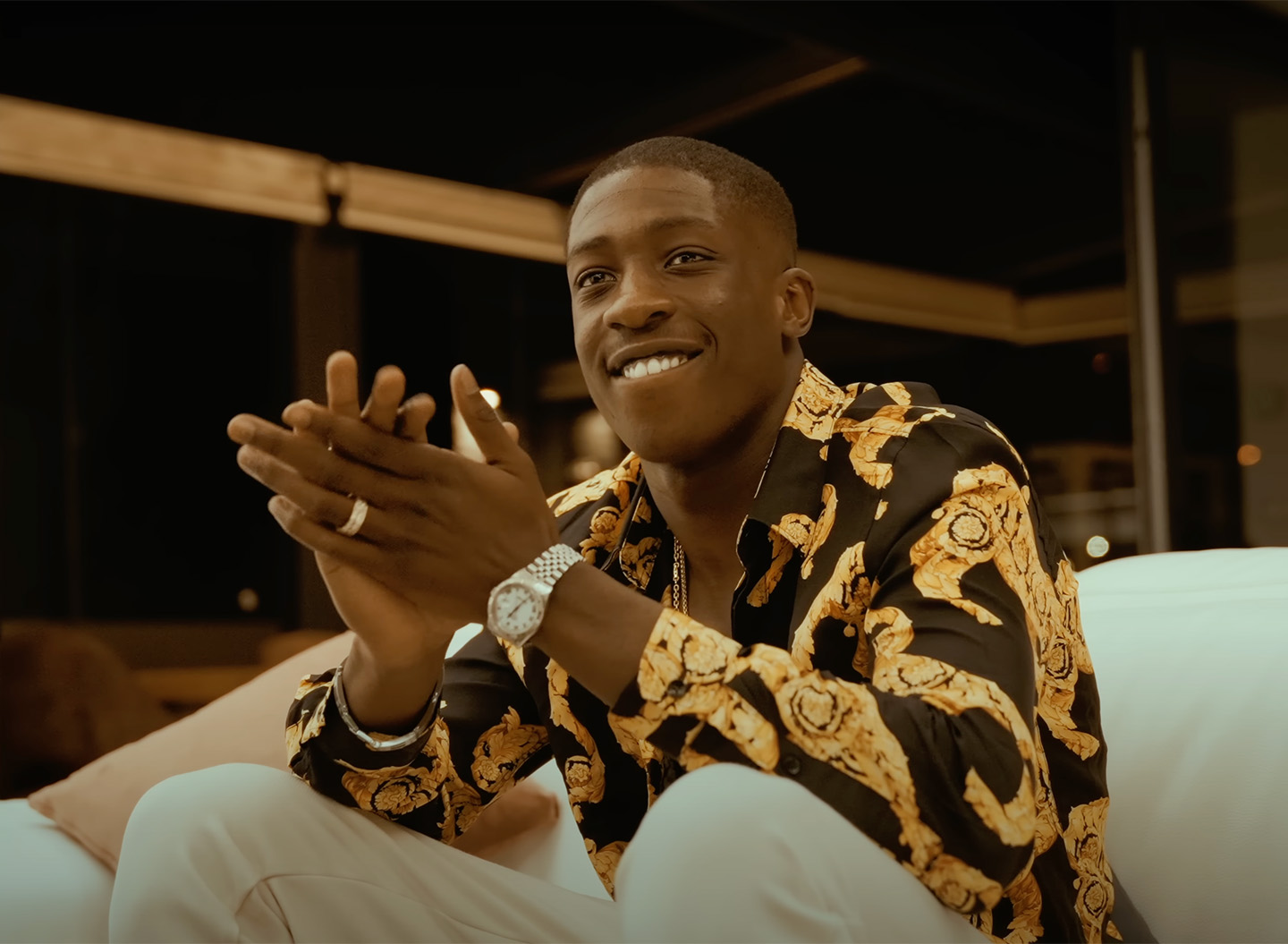 T2R veut qu'elle follow dans Joro