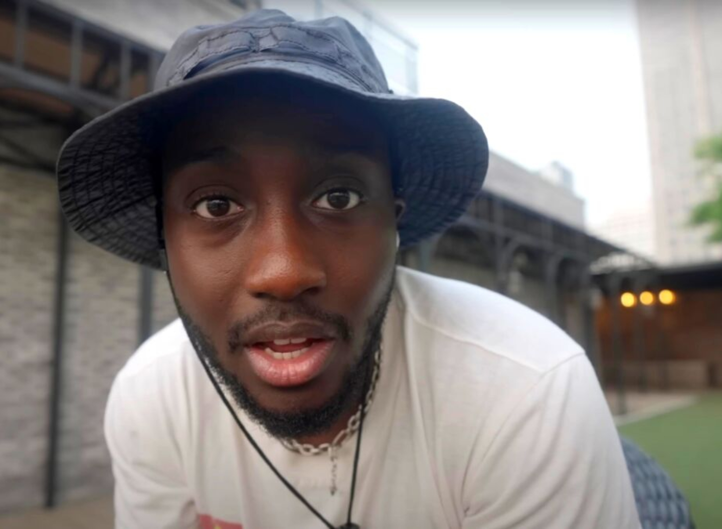 Pape San volé et agressé en plein live à Bruxelles