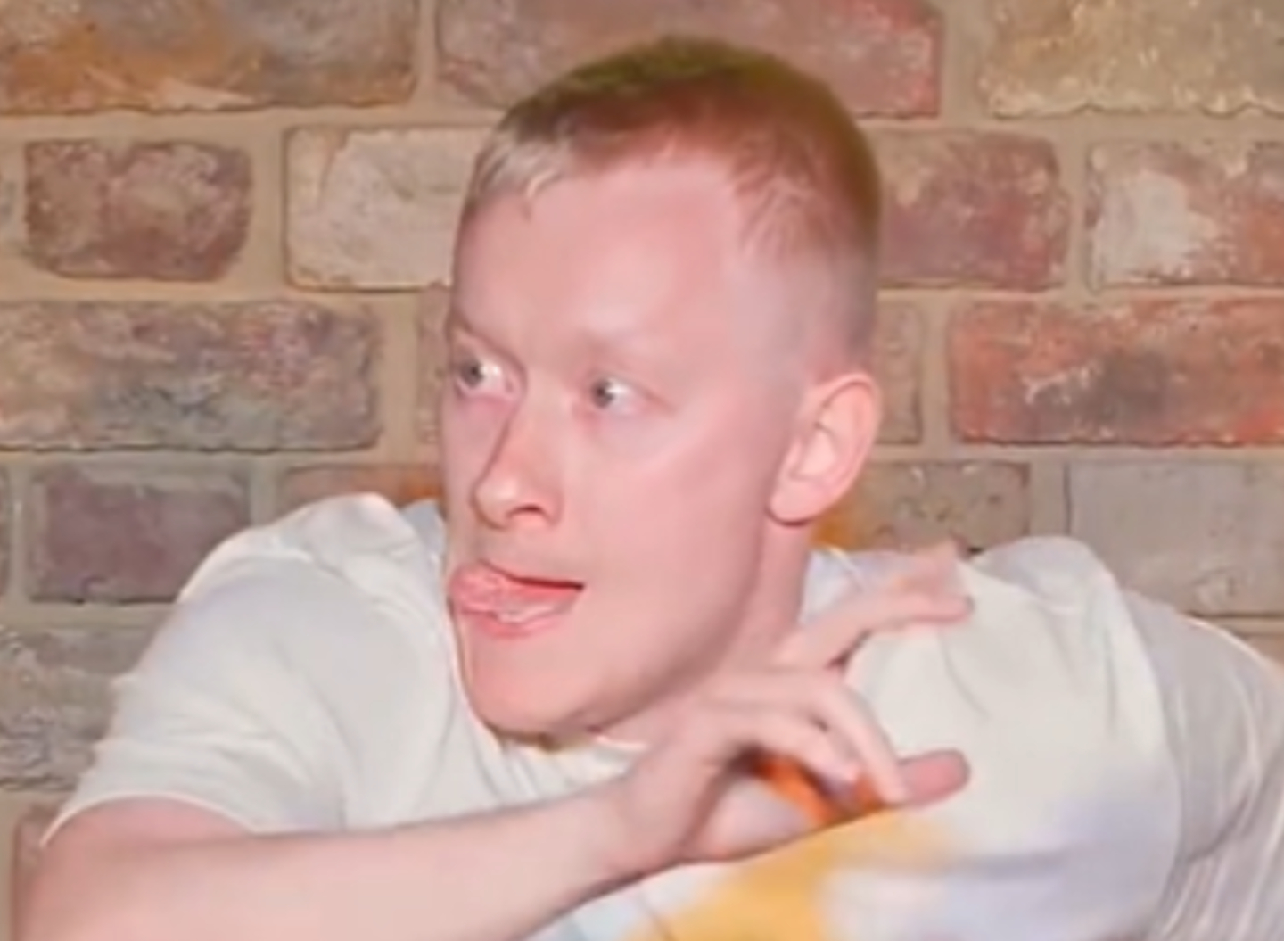 L'incroyable imitation d'un but par un humoriste britannique