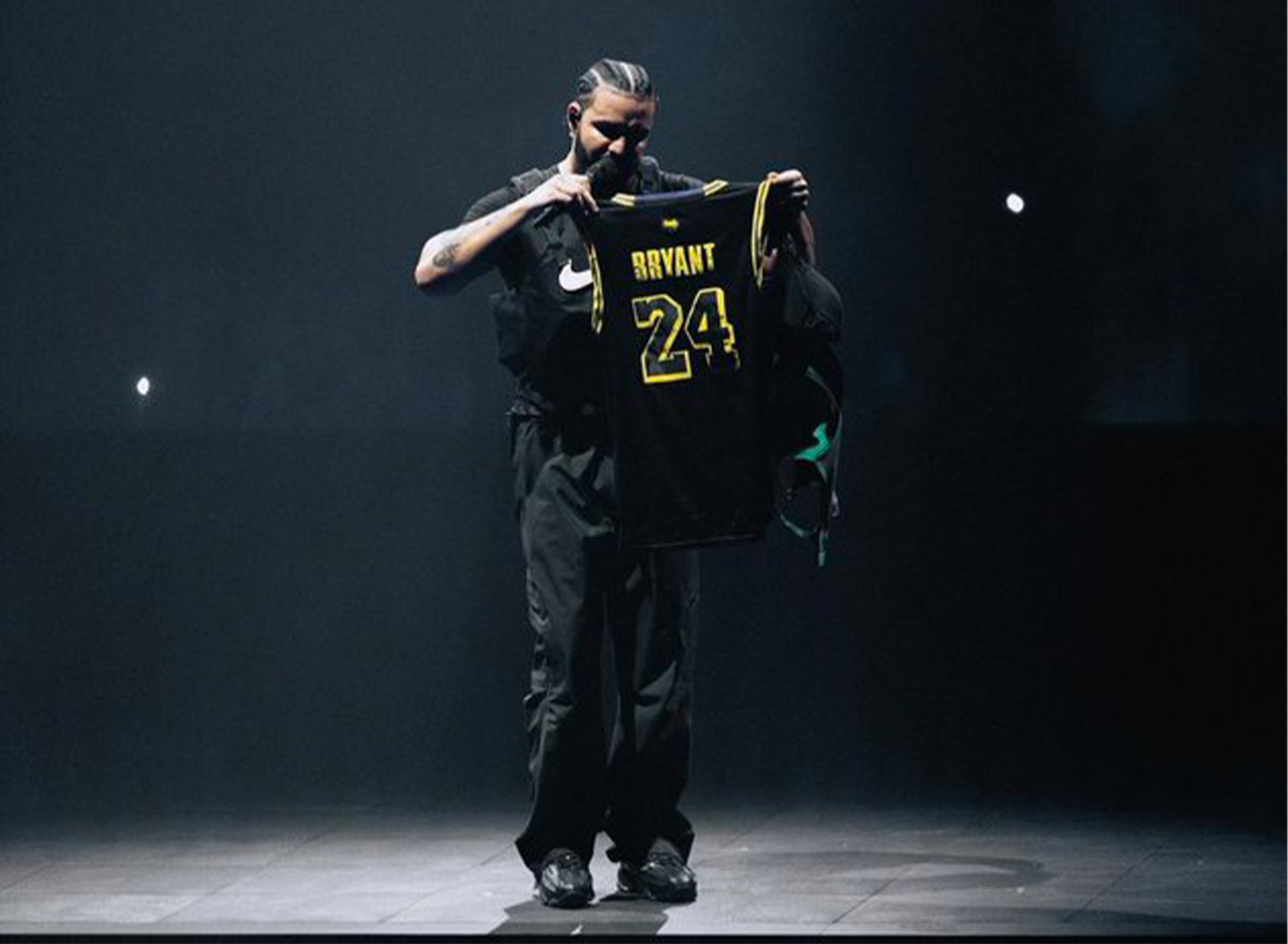 Drake rend hommage à Kobe Bryant en concert