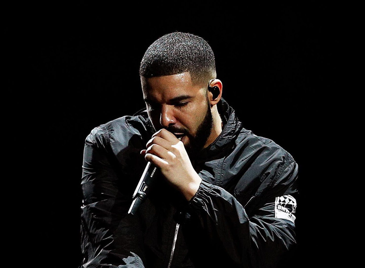 En plein concert, Drake donne 50 000 dollars à un fan qui a vendu ses meubles pour venir au show