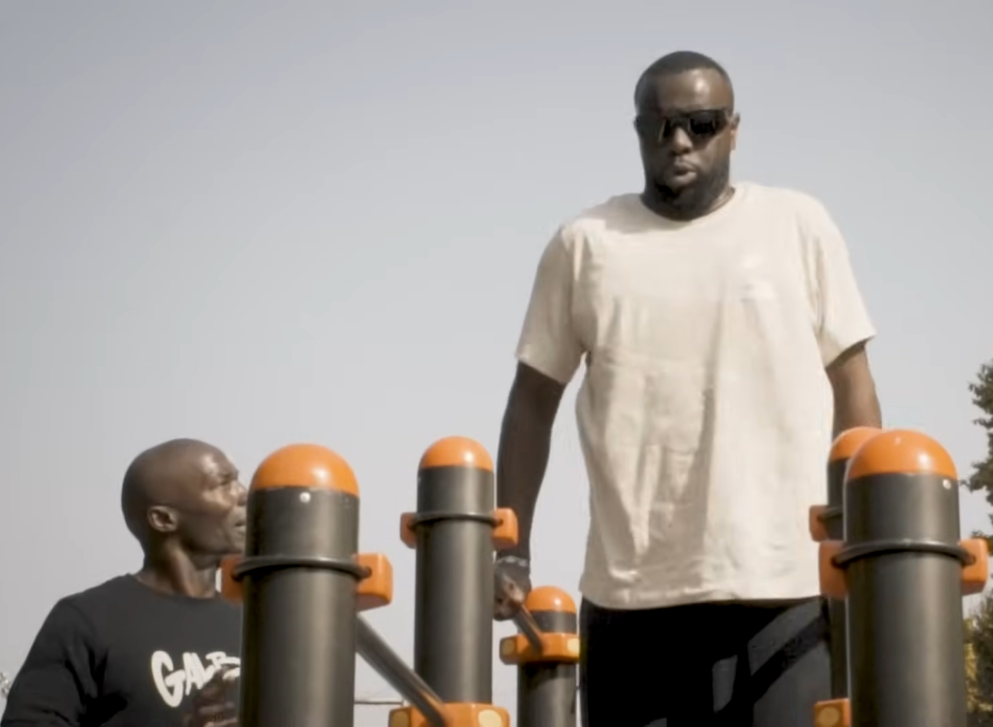 Quand Gims participe à une session de street work-out dirigée par MC ...