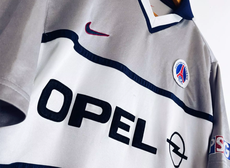 Le PSG dévoile son nouveau Maillot vintage