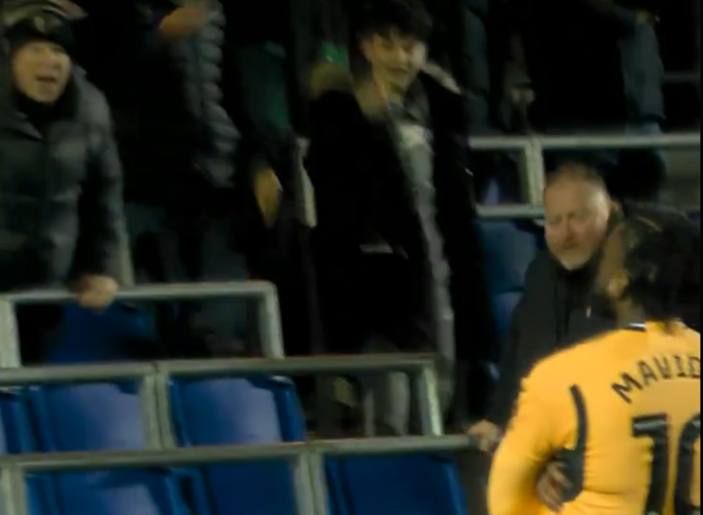 Leicester : l'incroyable célébration de Stephy Mavididi, face aux fans ...