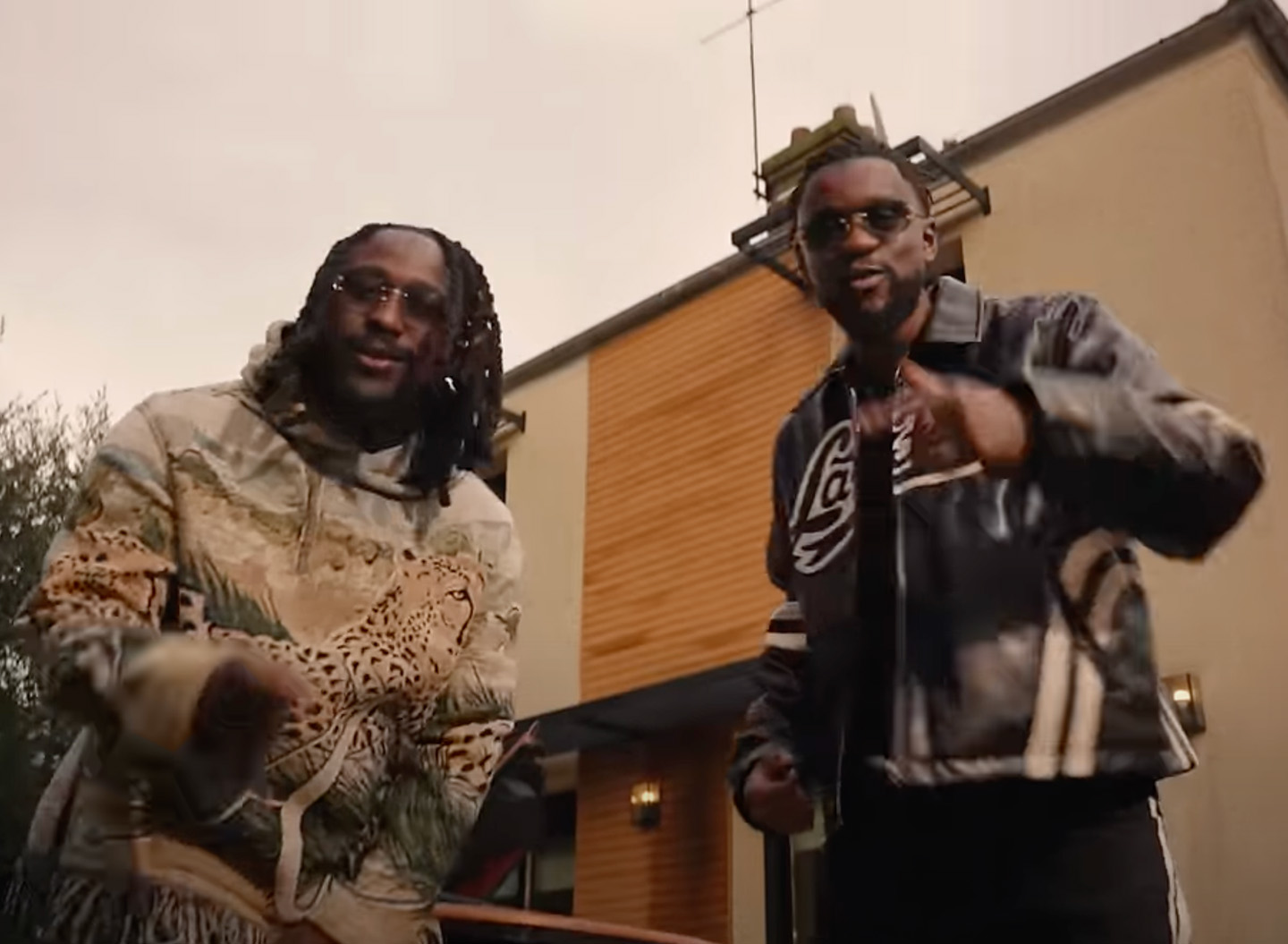 Saamou Skuu est célèbre avec Guy2Bezbar