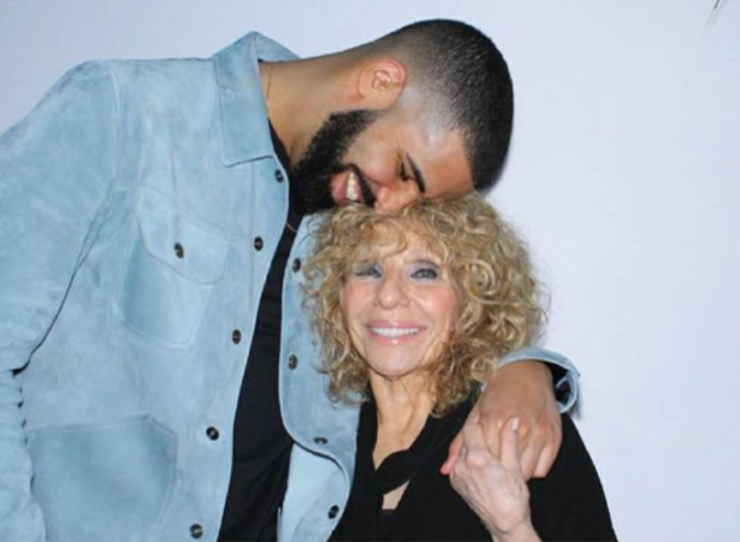 La mère de Drake envoie un SMS surprenant