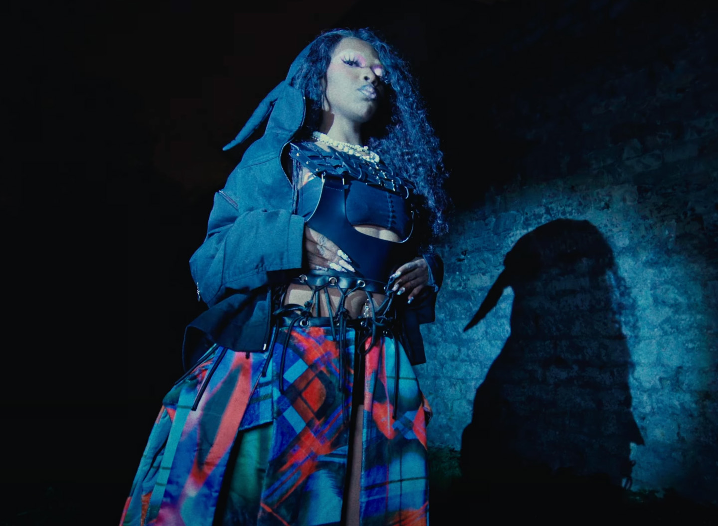 Theodora sort le clip de FNG