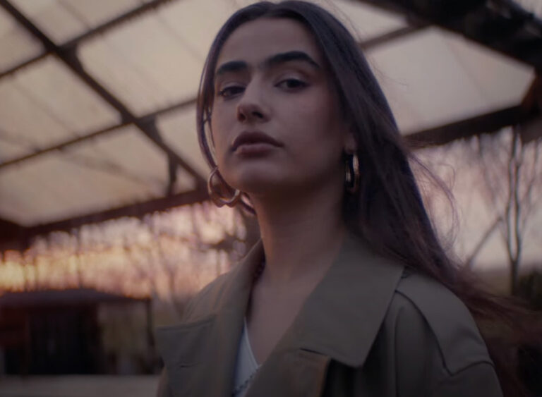 Kyana enchaîne avec CE QU'ON ME DISAIT