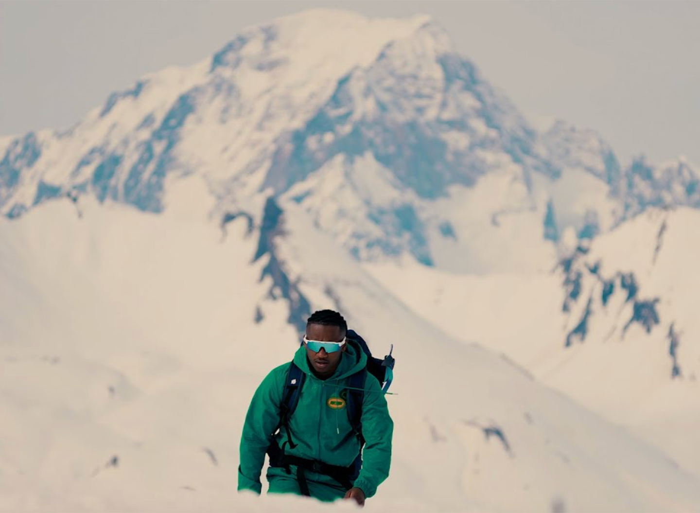 Bouss est sur le toit du monde dans Everest