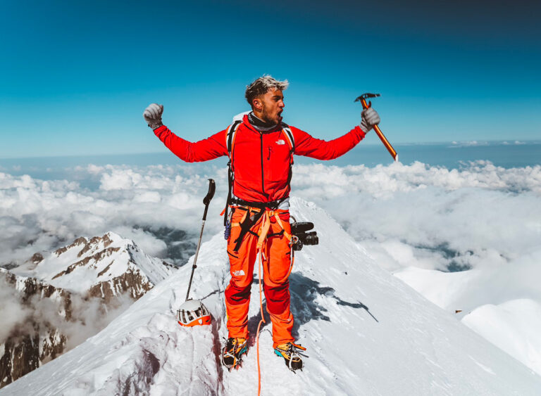 Inoxtag est au sommet de l’Everest