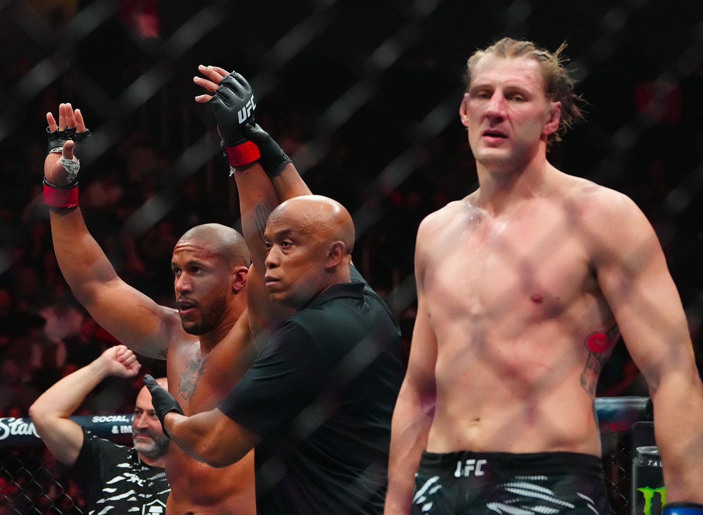 UFC 310 : Cyril Gane s’impose à la décision contre Volkov